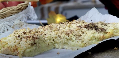 Настъргвам ябълките директно в пудинга и пека ябълков сладкиш с пухкав крем и хрупкава коричка