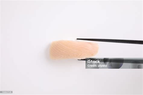 하마치 초밥 흰 배경에 단색젓가락이 있는 일본 음식 노란 꼬리 초밥 0명에 대한 스톡 사진 및 기타 이미지 0명 노랑 물고기 Istock