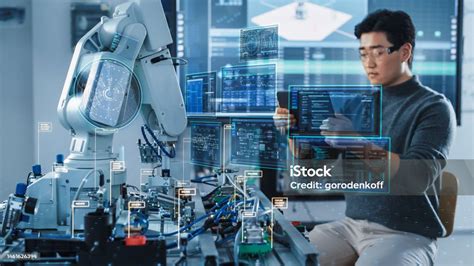 태블릿 컴퓨터를 사용하여 로봇 팔을 프로그래밍하고 조작하는 컴퓨터 과학 개발 엔지니어 Vfx 증강 현실 인터페이스와 아이콘은 혁신적인 인더스트리 40 개념을 보여줍니다 증강