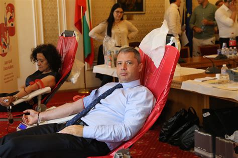 Депутатите пуснаха кръв ето какво се случи в НС Фоторепортаж в БЛИЦ Галерия Блиц