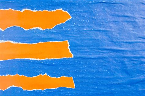 파란색과 주황색은 거친 표면 질감 배경이있는 찢어진 광택 초라한 종이 포스터입니다 텍스트에 사용할 수 있습니다 가장자리에 대한 스톡 사진 및 기타 이미지 Istock