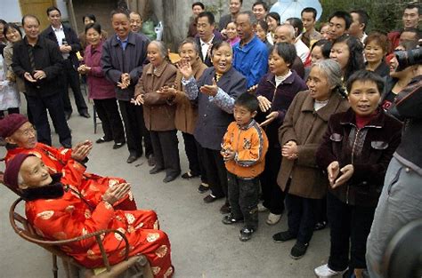百位子孙为百岁夫妇祝寿