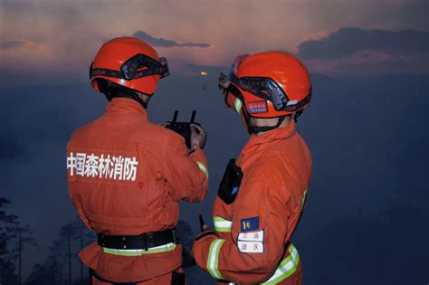 云南丽江塔城森林火灾东北线已无明火 西线仍在扑救