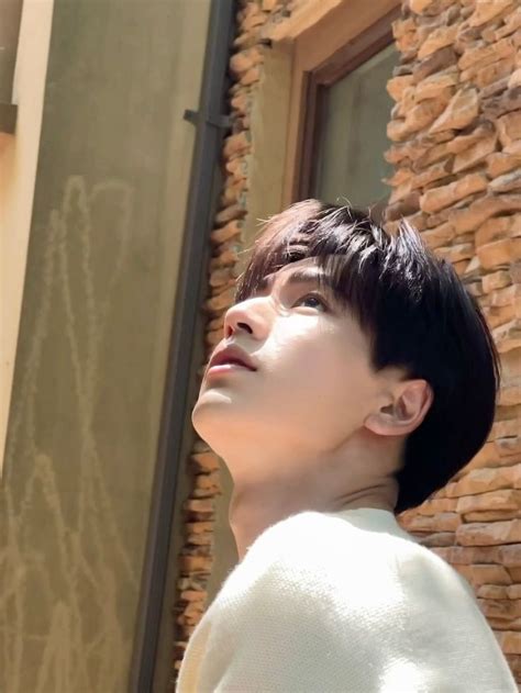 Pin By Rlaflsk On 张凌赫 Zhang Ling He Body Posture Actors Cute