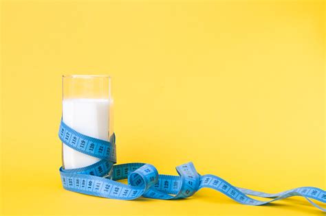 노란 배경에 우유와 파란색 측정 테이프의 유리 복사 공간 다이어트와 우유 제품 개념 적절한 영양 젖소의 우유 단백질 유당 우유 냉장고에 대한 스톡 사진 및 기타 이미지
