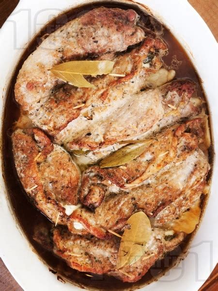 Печено вретено роле руло руладини от свински пържоли с плънка от гъби дафинов лист