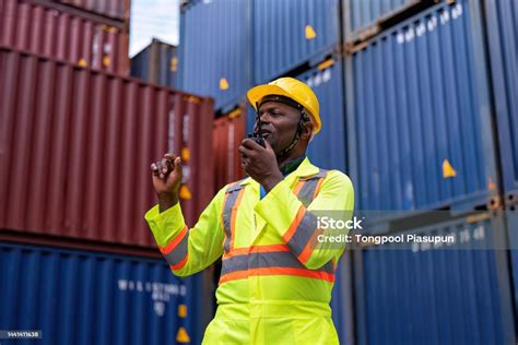 컨테이너 보관 야드 엔지니어 수량 확인 라디오 워키토키 팀에 배달 준비 35 39세에 대한 스톡 사진 및 기타 이미지 35 39세 45 49세 검사 보기 Istock