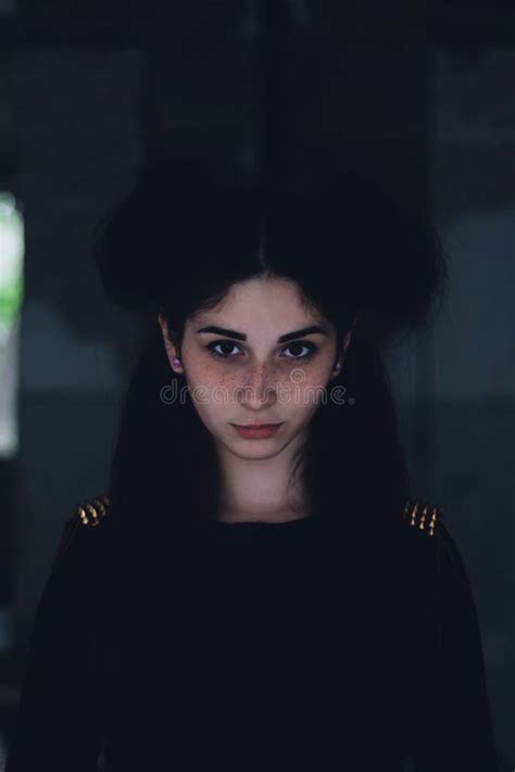 Dramatisch Portret Van Een Jong Mooi Meisje Een Meisje Met Een Prettige