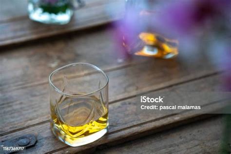 컬러풀한 반사가 돋는 오래된 오크 배럴에 담긴 위스키 잔과 병 0명에 대한 스톡 사진 및 기타 이미지 0명 갈색 검은색