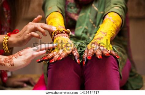 35 Imágenes De Haldi Cermony Imágenes Fotos Y Vectores De Stock