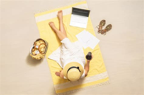 사업가 프리랜서는 모래 해변의 비치 타월에 앉아 그래픽과 차트와 노트북에서 작업 커피를 마시고 여름 방학 공중 보기 일함에 대한 스톡 사진 및 기타 이미지 Istock