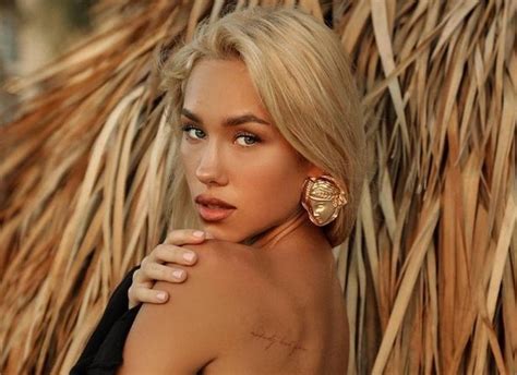 Даша Квіткова показала як у бікіні розслабляється в гарячих джерелах Ісландії Glamurchik