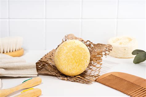 욕실에 친환경 고체 샴푸 바와 스파 액세서리가 있습니다 플라스틱 프리 폐기물 제로 낮은 수분 성분 흰색 세라믹 배경에 구성입니다 지속 가능한 모발 관리 0에 대한 스톡 사진