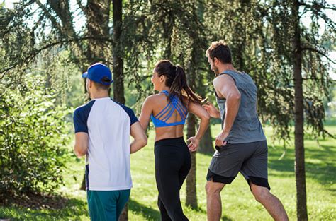 도시 공원에서 달리는 스포츠 의류를 입은 젊은이들의 그룹 25 29세에 대한 스톡 사진 및 기타 이미지 25 29세 3 명 30 34세 Istock