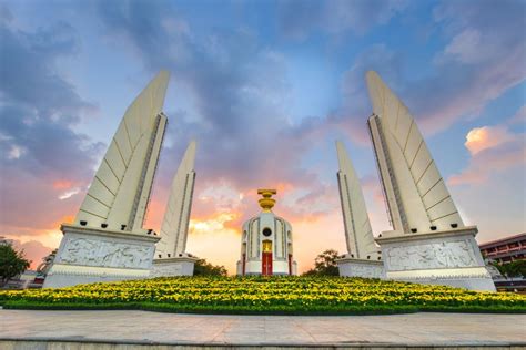 ‘อนุสาวรีย์ประชาธิปไตย แลนด์มาร์ค ‘การเมือง ที่ยังมีลมหายใจ