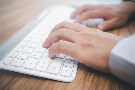 Mano Un Hombre Mecanografía En El Escritorio Computadora Teclado En El Madera Mesa 37147080 Foto