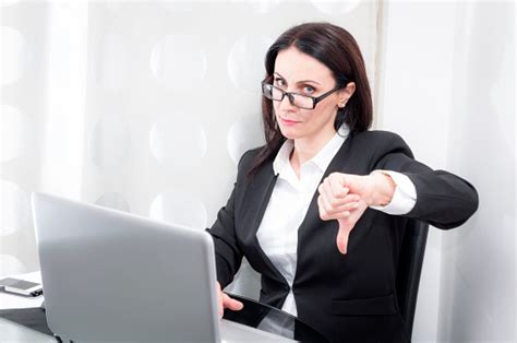 여성사업가인 표시중 엄지 손가락을 아래로 앞에 랩탑형 2015년에 대한 스톡 사진 및 기타 이미지 2015년 경영자 과로 Istock