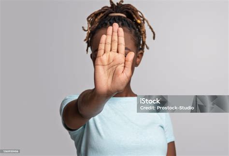 검은 여자 커버 그녀의 얼굴 와 손바닥 보여주는 중지 제스처 폭력에 대한 스톡 사진 및 기타 이미지 폭력 한 명의 여자만 그만해 손짓 Istock