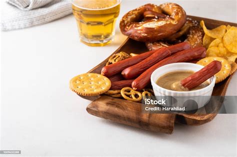 옥 토 버 페스트 음식 맛 있어 맥주 간식 큰 회사에 대 한 설정 구운된 소시지 살라미 칩 프레첼 크래커와 매운 토마토 소스와