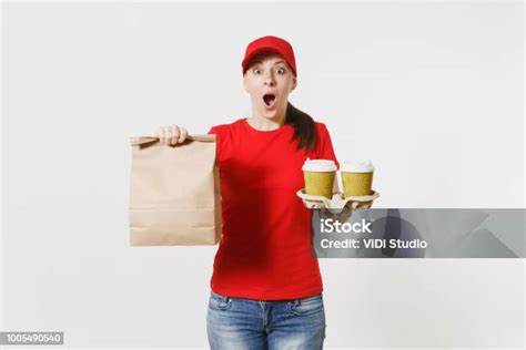 빨간 모자 티셔츠 주는 패스트 푸드 주문 흰색 배경에 고립에 여자 여성 택배 종이 패킷 음식 커피를 들고 상점이 나 레스토랑에서 귀하의 가정에 제품 납품 공간 복사 가냘픈에