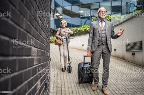 두 명의 성숙한 사업가가 회의 후 위풍당당한 사무실 건물 앞에 서 있습니다 2명에 대한 스톡 사진 및 기타 이미지 2명 50 54세 70 79세 Istock