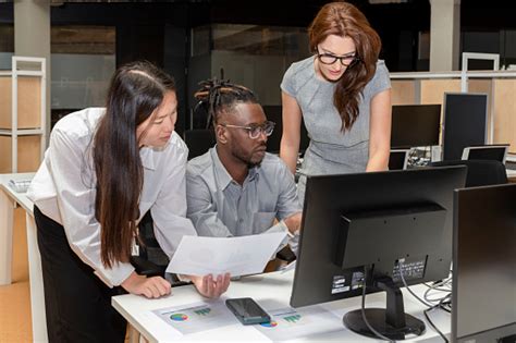 세 명의 다민족 사업가가 사무실의 컴퓨터 앞 책상에서 함께 일합니다 18 19세에 대한 스톡 사진 및 기타 이미지 18 19세 30 34세 35 39세 Istock