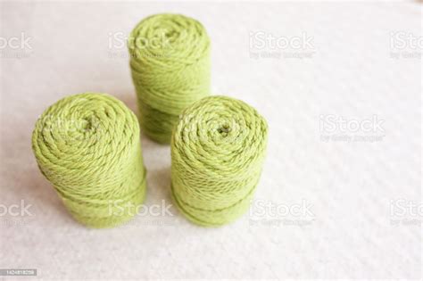 섬유 흰색 배경에 수제 Macrame 꼰 꼰 및 면화 실 녹색 면화 마크라메 코드와 로프 마크라메 및 수공예품 배너 및 광고를위한 좋은 이미지 클로즈업 0명에 대한 스톡