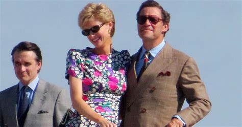 ელიზაბეტ დებიკის საოცარი გარდასახვა The Crown ის გადასაღებ მოედანზე The Diary