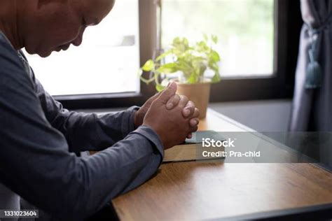 기도와 성경 개념 기도하는 아시아 노인 평화를 희망하고 코로나바이러스로부터 자유롭고 손을 함께 하고 집에서 기독교 종교를 믿고 믿습니다 기도하기에 대한 스톡 사진 및 기타