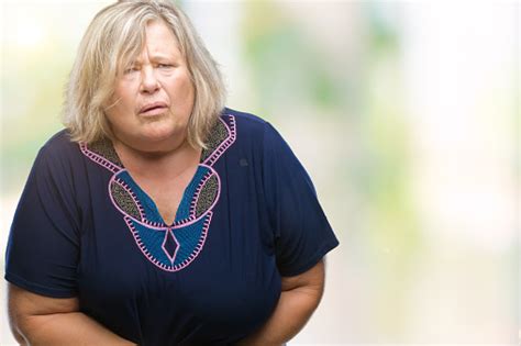 시 니 어 플러스 크기에 백인 여자와 배경 절연 손 속에 있기 때문에 소화 불량 고통 스러운 질병 기분이 나쁘다 통증 개념입니다