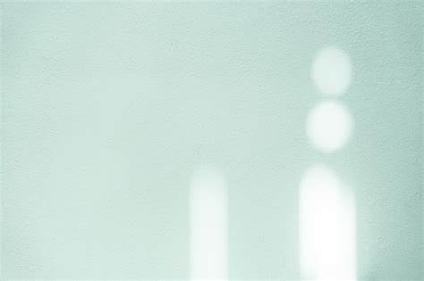 봄 여름 제품 선물 추상적 인 보케 빛이있는 빈 배경 장면 내부 콘크리트 벽 질감에 태양 광선 화장품 배너를위한 자연 그림자 잎이있는 시멘트 바닥 그림자에 대한 스톡 사진