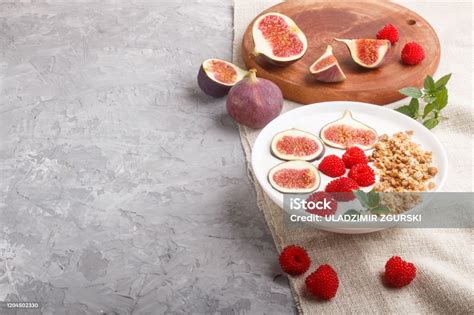 회색 콘크리트 배경과 린넨 직물에 흰색 접시에 라즈베리 그래놀라와 무화과 요구르트 측면 보기 복사 공간 건강한 생활방식에 대한 스톡 사진 및 기타 이미지 Istock