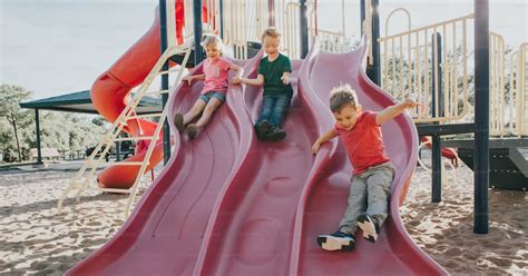 활동적인 행복한 백인 아이들은 여름 화창한 날에 야외 놀이터 학교 운동장에서 미끄러집니다 아이 친구 소년 소녀 재미 계절에 따라 운영되는 어린이 야외 활동 정통 어린