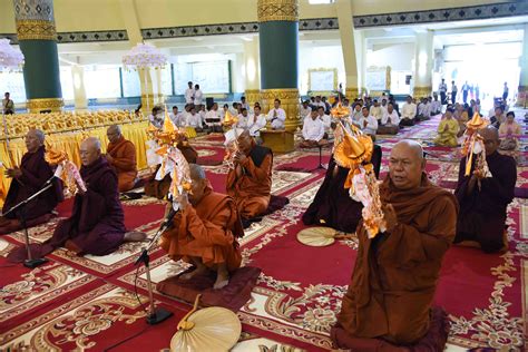 ဥပ္ပါတသန္တိစေတီတော်မြတ်ကြီး လိုဏ်ဂူတော်အတွင်း၌ ပန်းပေါင်းစုံဗုဒ္ဓရုပ်ပ