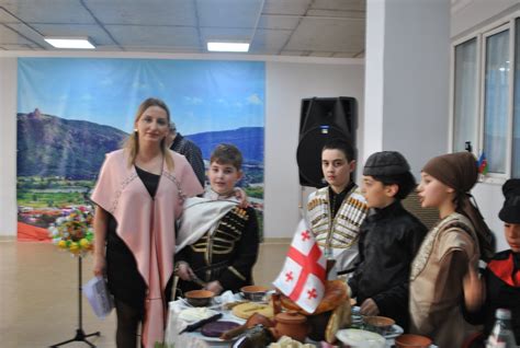 ბათუმის კერძო სკოლა „ევრო 2000“ ის სხვადასხვა ეროვნების მოსწავლეებმა ერთმანეთს ტრადიციები