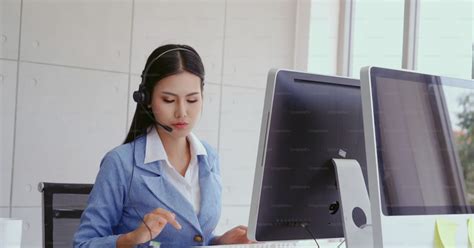 헤드셋이 있는 고객 지원 에이전트 또는 콜 센터는 데스크톱 컴퓨터에서 작동하면서 전화 통화로 고객을 지원합니다 운영자 서비스 비즈니스 대표 개념입니다 사진