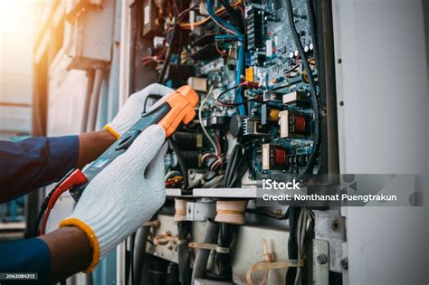 기술자가 에어컨 냉매 시스템 유지 보수 및 배전반 제어 점검 중 기술자에 대한 스톡 사진 및 기타 이미지 기술자 에어컨