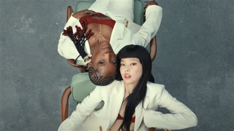 제니 빨간 속옷만 입은 채 등장 당당해서 더 멋져