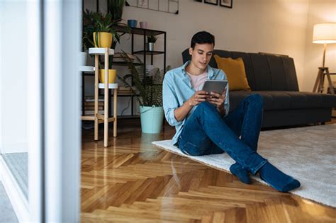 친환경 스마트 홈에서 모바일 앱을 사용하는 남자 남자는 모바일 응용 프로그램을 통해 바닥 난방을 제어 가을에 대한 스톡 사진 및 기타 이미지 Istock