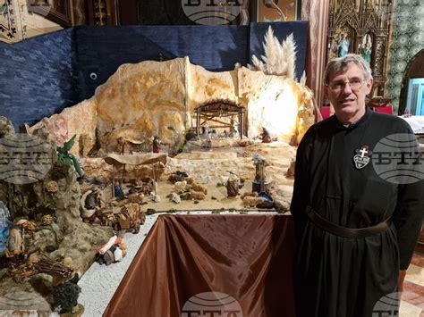 Католическата църква в Русе посреща миряните с ръчно изработен макет на Витлеем и на