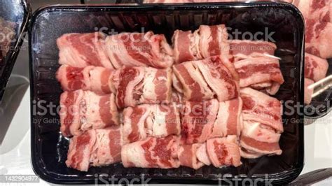 조각으로 자르고 신선하게 보이는 쇠고기는 용기에 담겨 Eid Aladha Idul Qurban에서 요리 할 준비가되었습니다 0