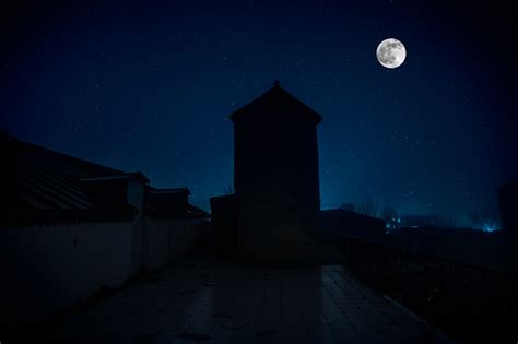 밤에 숲에 유령과 오래된 집 또는 안개에 버려진 유령의 공포 집 죽은 나무 숲의 오래된 신비한 건물 밤에는 달과 함께 나무 초현실적 인 조명 건축에 대한 스톡 사진 및 기타