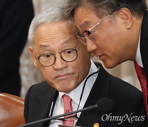 국무회의 참석하는 유인촌 장관 오마이뉴스