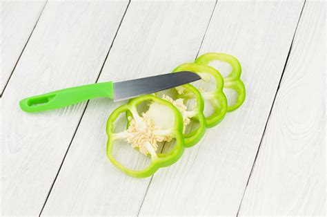 오래 된 시골 백색 나무 판자에 녹색 신선한 원료 고추와 녹색 플라스틱 손잡이 가진 금속 칼 슬라이스 0명에 대한 스톡 사진 및 기타 이미지 Istock