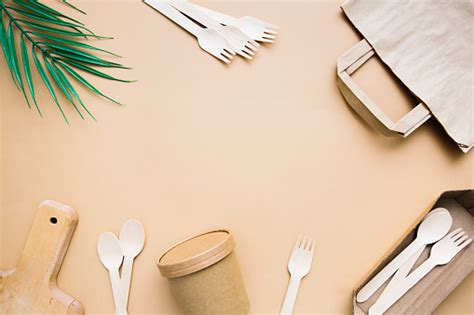 제로 폐기물 환경 친화적 인 일회용 골판지 종이 기구 숟가락 베이지 색 배경에 포크 위에서 볼 수 있습니다 에코 크래프트 종이 식기 공간을 복사합니다 0명에 대한 스톡 사진