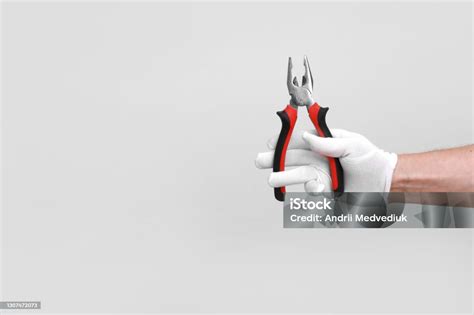 검은 색과 빨간색 도구를 들고 제기 흰색 장갑에 남자의 손 펜치 와이어 커터 흰색 배경에 격리 오픈 깨끗한 양식을 잘라 준비 복사 공간을 모의합니다 가정 생활에 대한 스톡