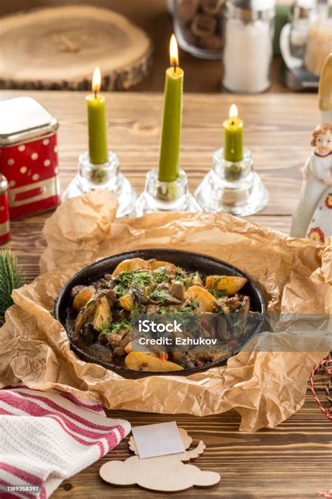 구운 고기 숲 버섯 스튜 와 감자 딜 파슬리와 체다 치즈 팬 에 나무 테이블 구이에 대한 스톡 사진 및 기타 이미지 구이 그라탕 그릇 Istock