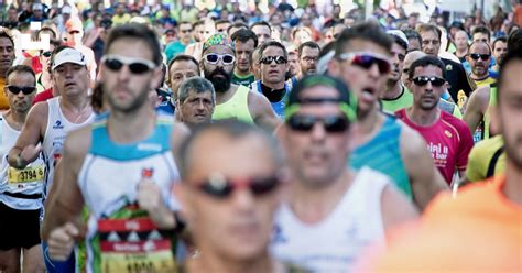 낮에 선글라스를 끼고 흰색 탱크탑을 입은 사람들 사진 Unsplash의 무료 달리기 이미지