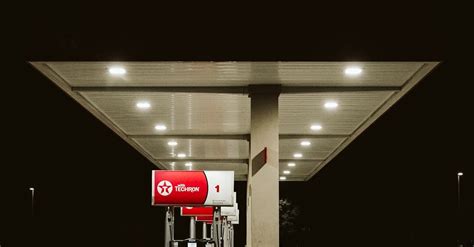 가로등 가솔린 가솔린 펌프 가스 고독 고립된 고요한 교통 구조 길가 도시 경관 도시의 문구 밝은 빛 밤 밤 사진 변화 없는 불이 켜진 비어