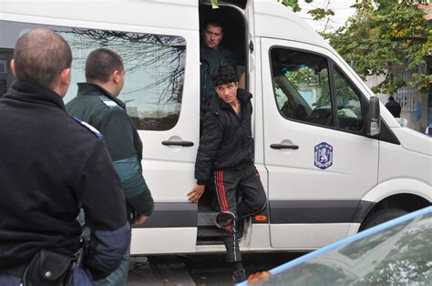 СПЕЦАКЦИЯ В ЦЕНТЪРА НА СОФИЯ 13 задържани четирима от тях обявени за общодържавно издирване